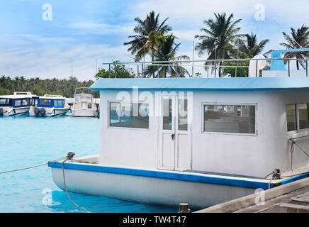 Modern boat berthed at tropical resort Stock Photo - Alamy