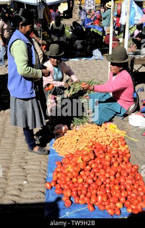 PERU, PISAC WOMEN WORKING AT THE FRUIT AND VEGETABLE MARKET Stock Photo ...