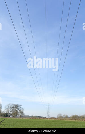NATIONAL GRID ELECTRICITY PYLON AND OVERHEAD 400kv CABLES. ESSEX UK ...