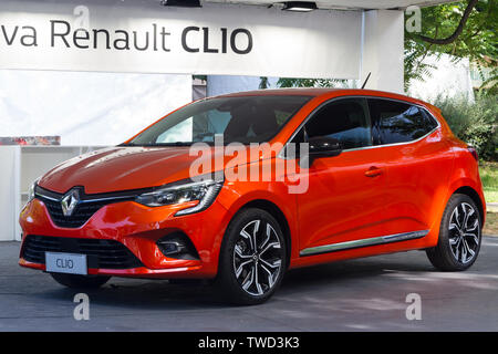 2019 Renault Clio in the color bleu iron rqh Stock Photo - Alamy