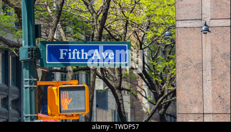 Dont Walk red hand sign at a pedestrian crossing, New York, USA Stock ...