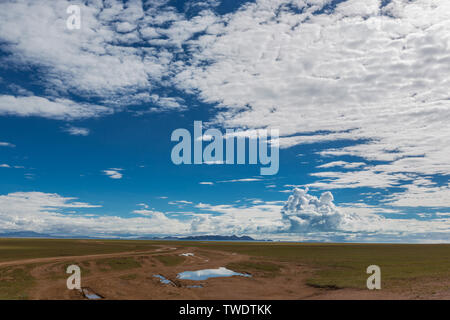 China, Tibet, Ali alpine mountains, mountains and rivers, blue sky and ...