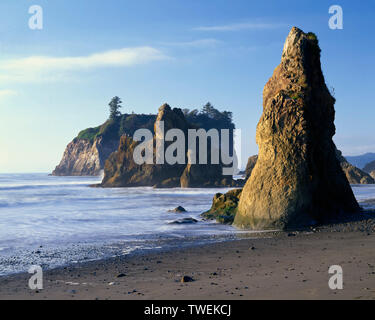 Surf and sea stacks at Ruby Beach in Olympic National Park, Washington ...