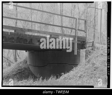 PORTAL AND DECK VIEW, EAST SPAN, LOOKING WEST - Mansion Truss Bridge ...