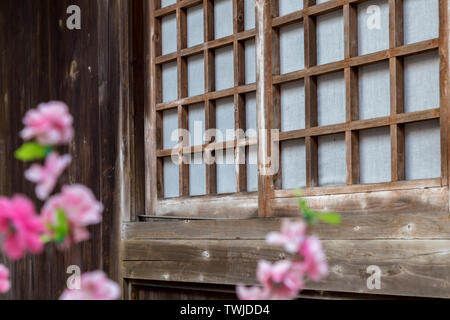 Windows of ancient Chinese architecture, close-up Stock Photo - Alamy
