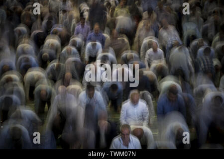 Tehran, Tehran, Iran. 21st June, 2019. Iranian worshippers perform ...