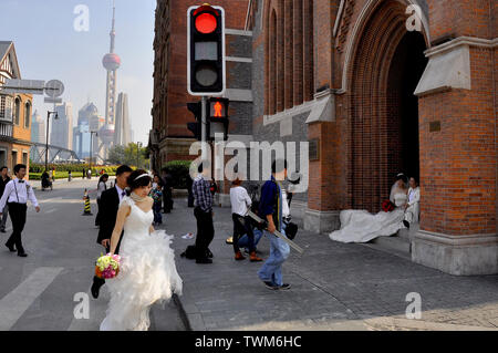 Wedding couples in Shanghai Stock Photo - Alamy