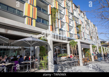 Restaurants and cafes in the Barangaroo urban office precinct beside ...
