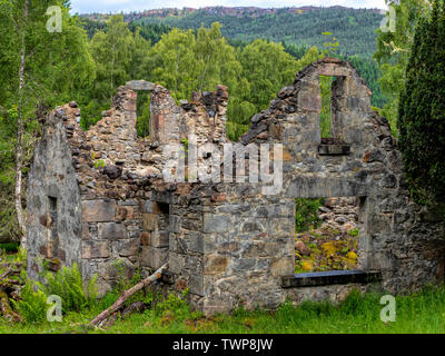A derelict stone cottage in the Highlands of Scotland Stock Photo - Alamy
