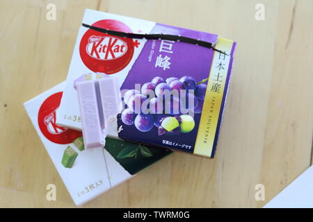 Mint Kit Kat chocolate bar Stock Photo - Alamy