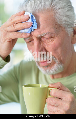 Portrait of ill senior man portrait with inhaler Stock Photo - Alamy