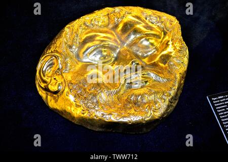 Gold mask of the Thracian king Teres, history museum, Kazanlak ...