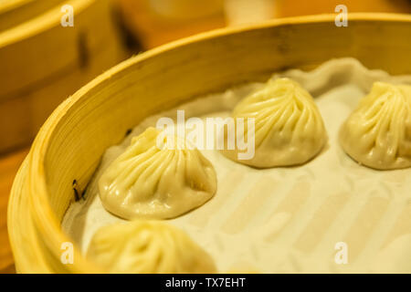 chinese Traditional style dumplings in bamboo tray Stock Photo - Alamy