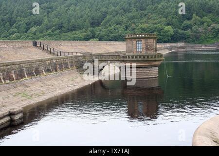 Ladybower Dam at the South side of the Ladybower Reservoir Stock Photo ...