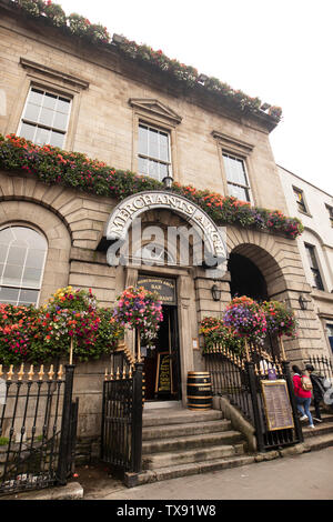 Ireland, Dublin, the Merchant's Arch Pub entrance in the Temple Bar ...