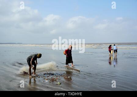 Fisherman couple fishing, Nargol Beach, Valsad, Gujarat, India, Asia ...