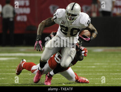 Atlanta Falcons linebacker Sean Weatherspoon walks the sidelines in the ...