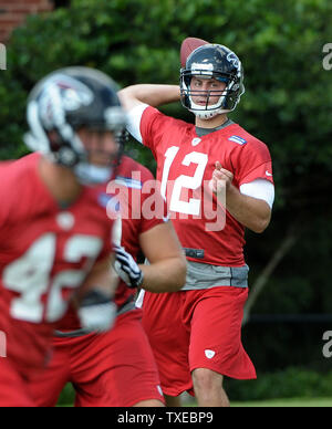 Atlanta Falcons quarterback Sean Renfree (12) works with Atlanta ...