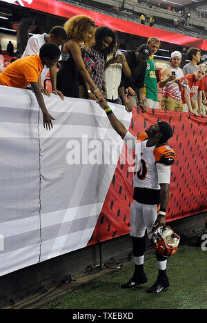 Georgia tight end Orson Charles (7) gets a lift from Georgia center Ben ...