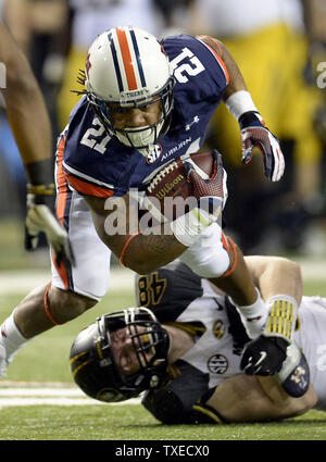 Auburn running back Tre Mason (21) dives into the end zone past ...