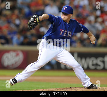 Texas Rangers' Robbie Ross throws a warm up pitch during a spring ...