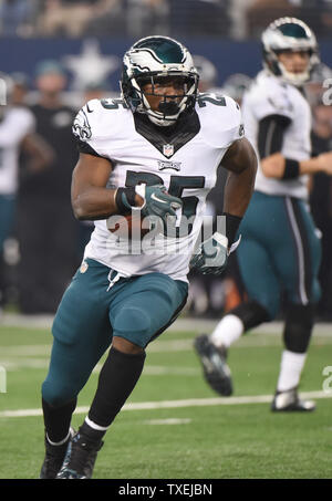 Philadelphia Eagles' LeSean McCoy rushes during the first half of an ...