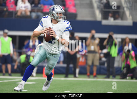 October 11, 2015: The Dallas Cowboys Cheerleaders perform during an ...