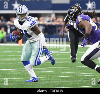 Dallas Cowboys' Ezekiel Elliott rushes during the first half of an NFL ...
