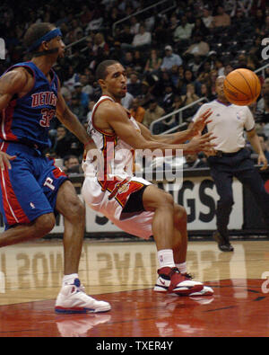 Detroit Pistons' Richard Hamilton (32) is closely guarded by Charlotte ...