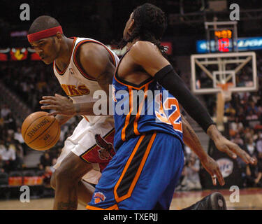 The New York Knicks' Renaldo Balkman (32) goes for a shot in front of ...