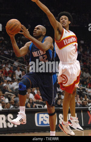 Dallas Mavericks' Jerry Stackhouse (42) dunks in front of San Antonio ...