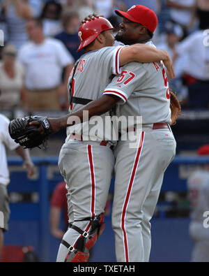 Atlanta Braves relief pitcher John Smoltz, left, shakes hand with ...