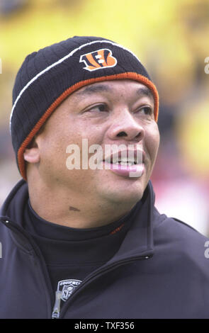Cincinnati Bengals special teams coach Darrin Simmons reacts during an ...