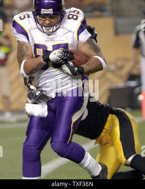 Minnesota Vikings tight end Jermaine Wiggins (85) hurdles over ...