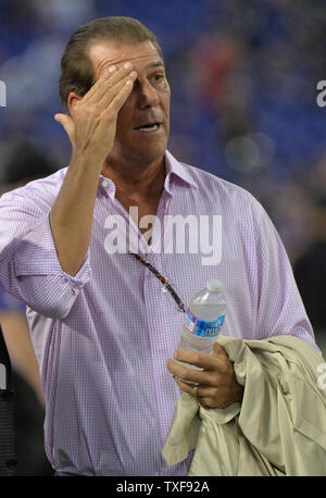 Baltimore Ravens owner Steve Bisciotti, right, talks with referee ...