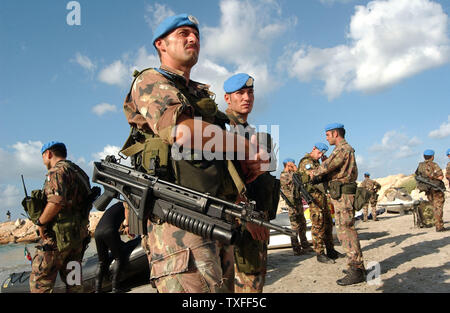 The first group of Italian United Nations troops arrives by helicopter ...