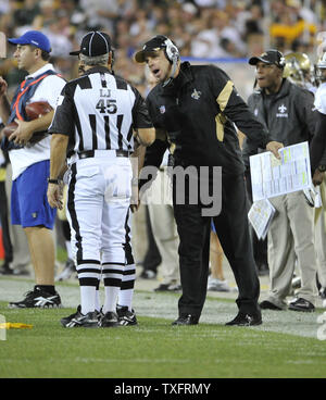 Line judge Jeff Seeman (45) walks up the sideline during an NFL ...