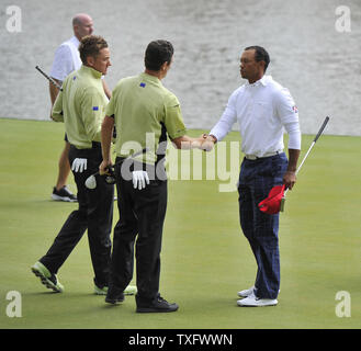 Justin Rose, of England, shakes hands with J.J. Spaun after Rose won on ...