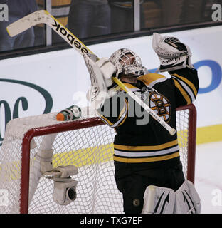 Boston Bruins' goaltender Tim Thomas celebrates his teams 5-2 over the ...