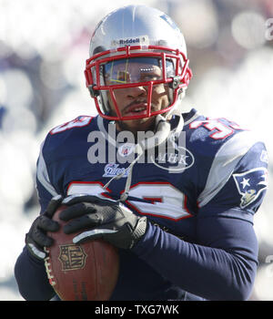 New England Patriots' Kevin Faulk (33) runs with the ball during the ...