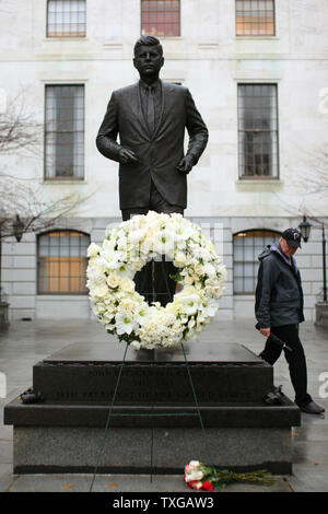 John F Kennedy statue in Dallas Texas Stock Photo: 73384853 - Alamy
