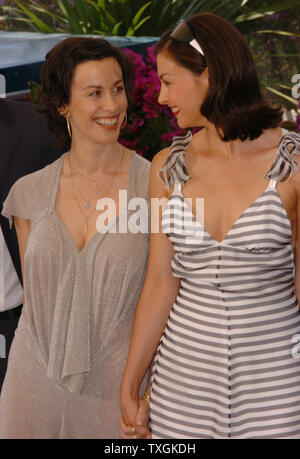 Actress Ashley Judd and singer Alanis Morissette pose for photographers ...