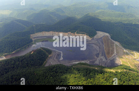 At work on the mountain of coal sludge after the disaster at Aberfan ...