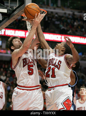 Chicago Bulls' Chris Duhon (21) and Los Angeles Lakers' Lamar Odom ...