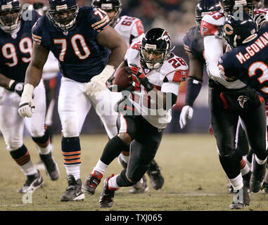 Atlanta Falcons running back Brian Hill (23) carries the ball during ...