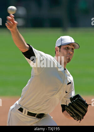 Texas Rangers starting pitcher Jon Gray (22) delivers during the first ...