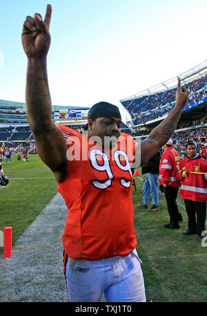 Chicago Bears defensive tackle Tank Johnson leaves a midtown office ...