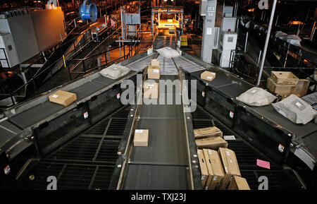 Packages move through UPS' Chicago Area Consolidation Hub in Hodgkins ...