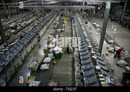 Packages move through UPS' Chicago Area Consolidation Hub in Hodgkins ...