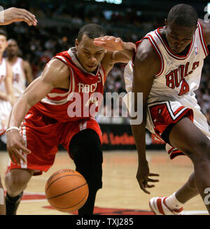 Houston Rockets' Chuck Hayes, left, grabs the loose ball away from Los ...